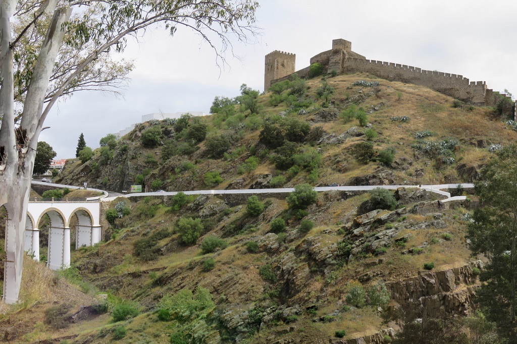 7 vilas e aldeias para visitar castelos na fronteira do Alentejo com a ...